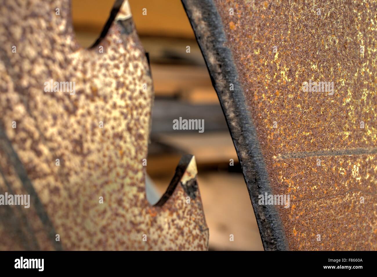 old rusty wood cutting saw heavy duty macro Stock Photo - Alamy