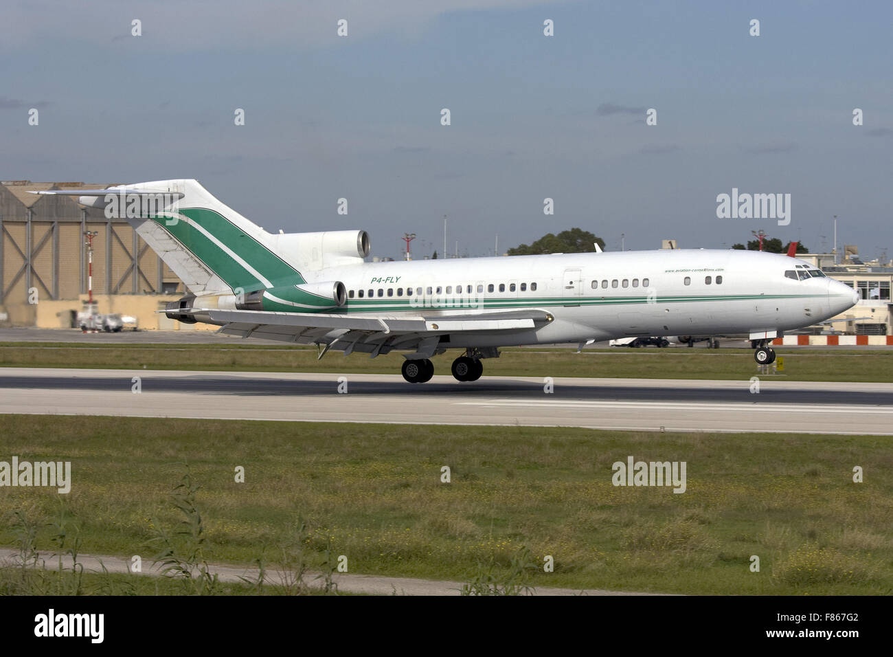 Boeing 727 landing 13 Stock Photo - Alamy