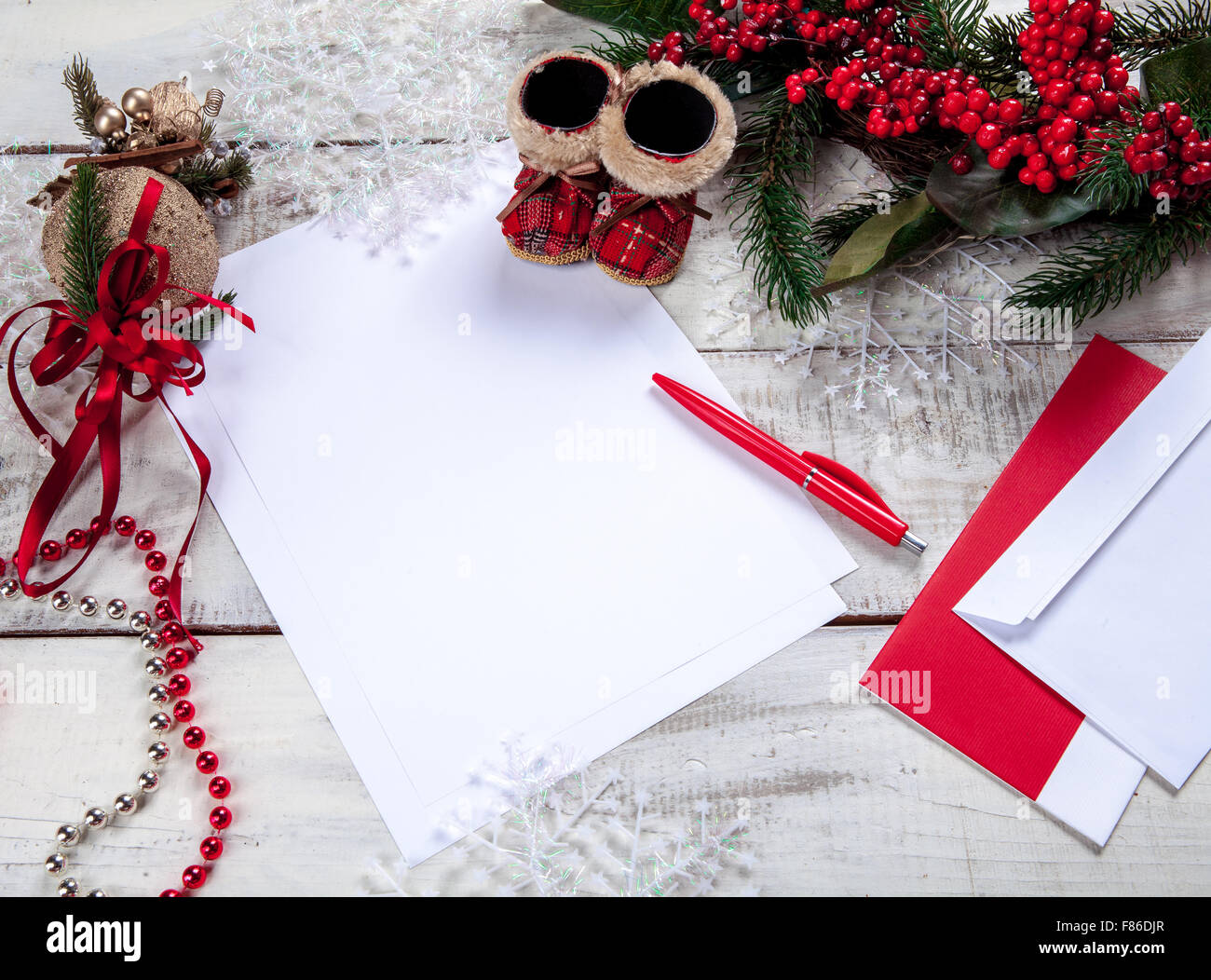 The blank sheet of paper on the wooden table with a pen Stock Photo - Alamy