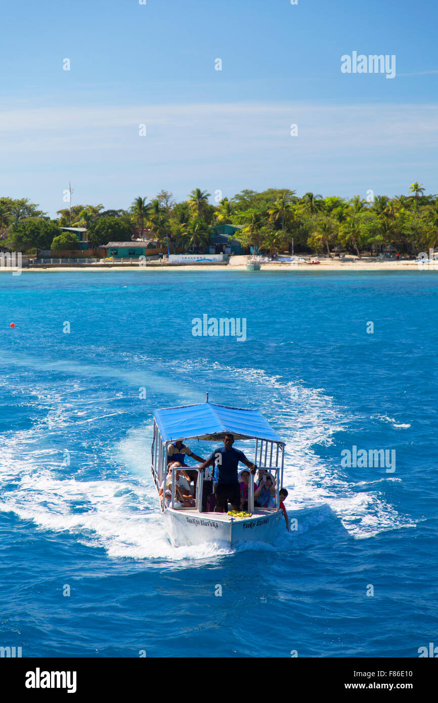 Boats with tourists onboard, Treasure Island, Mamanuca Islands, Fiji ...