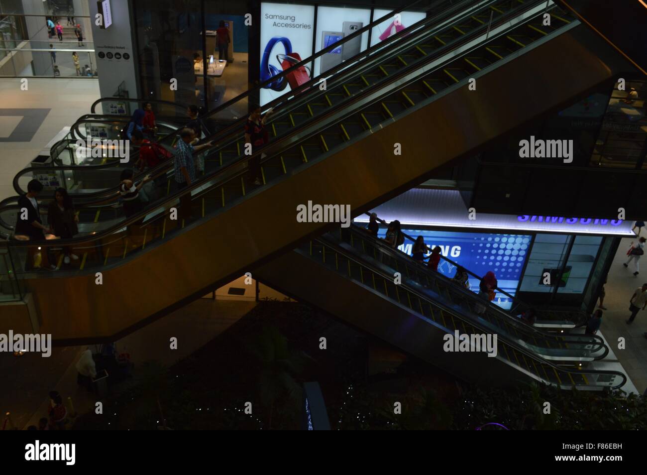 beautiful view of Multi-story view of escalator in shopping modern mall ...
