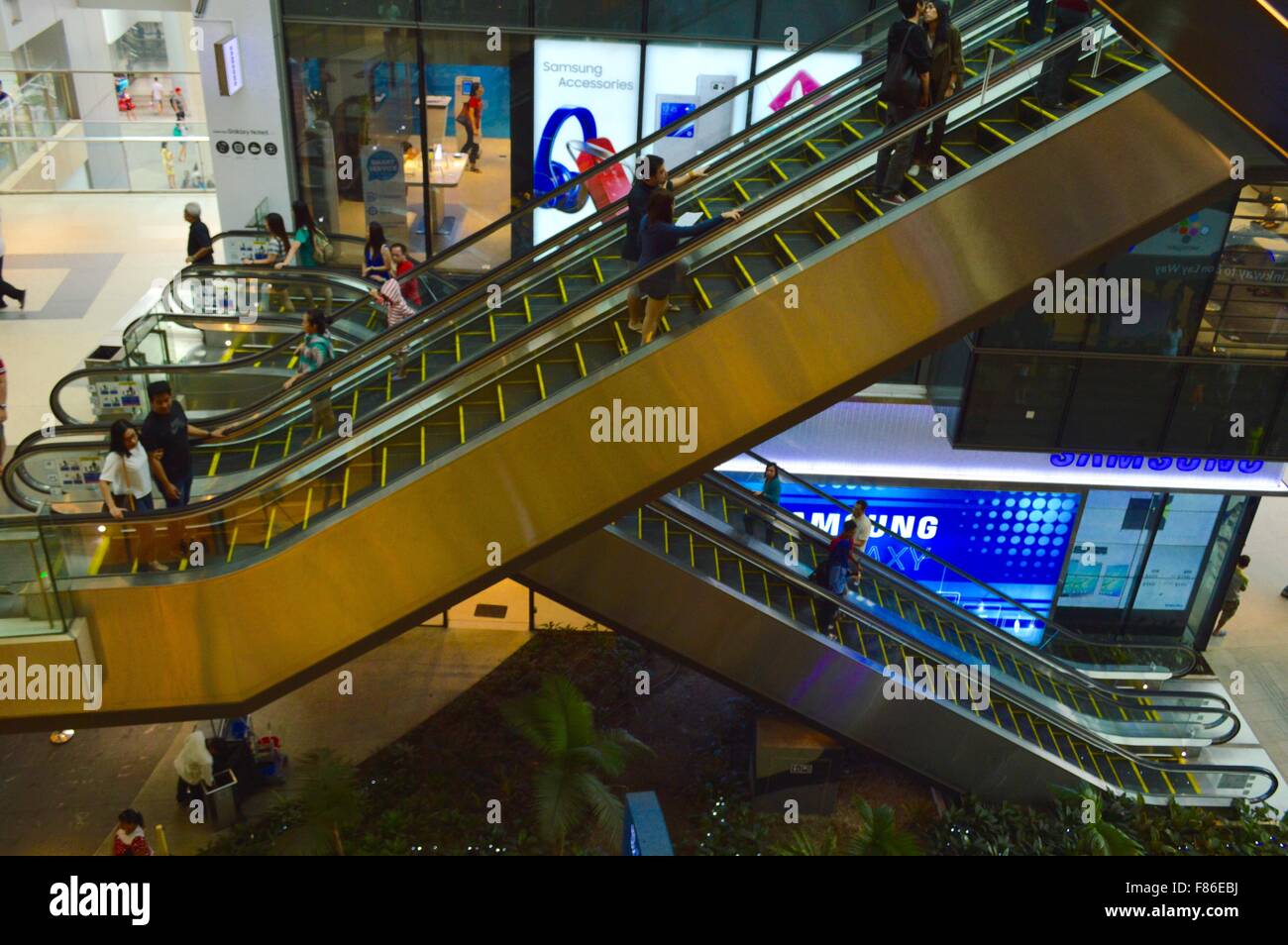 beautiful view of Multi-story view of escalator in shopping modern mall ...