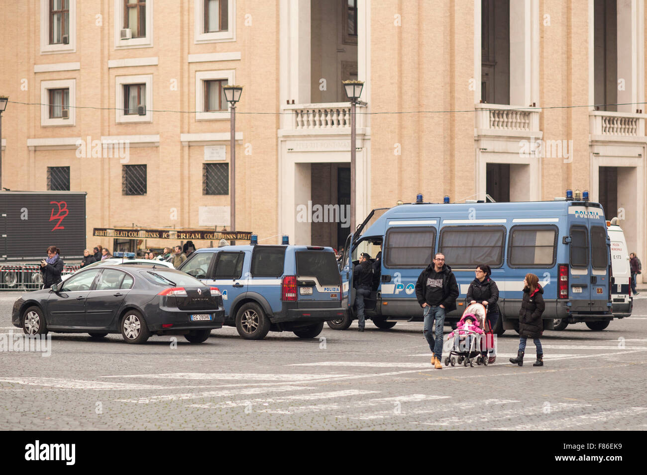 Vatican City, The Vatican. 06th Dec, 2015. Security forces before the ...