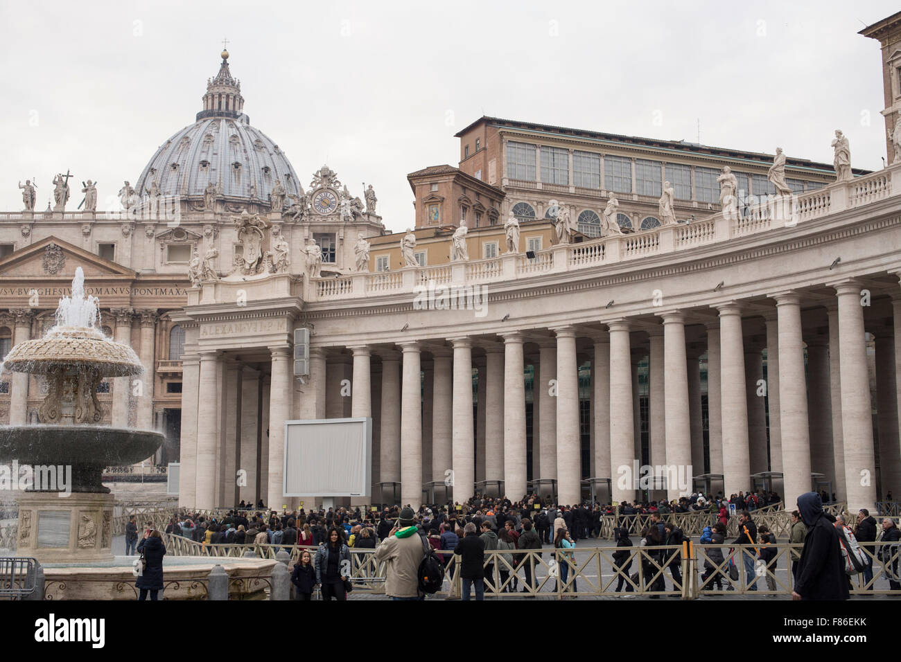 Vatican City, The Vatican. 06th Dec, 2015. Cue of pilgrim to the metal ...