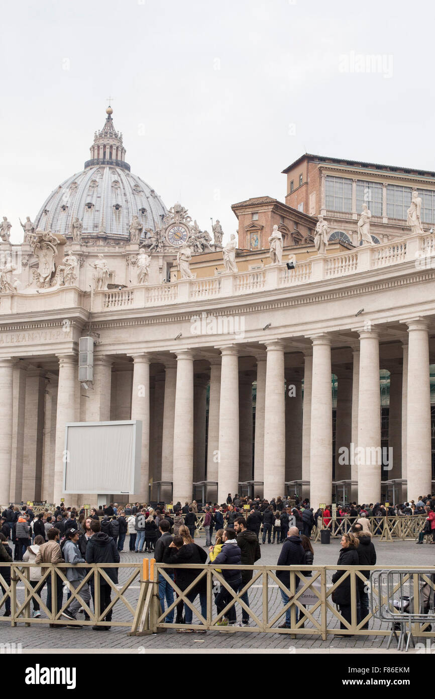 Vatican City, The Vatican. 06th Dec, 2015. Cue of pilgrim to the metal ...