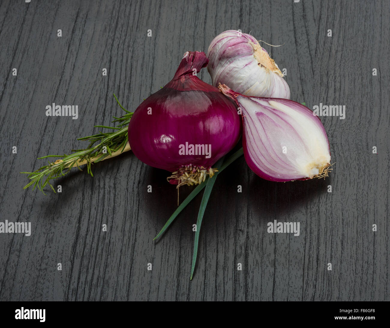 Red bright juicy onion on the desk Stock Photo - Alamy