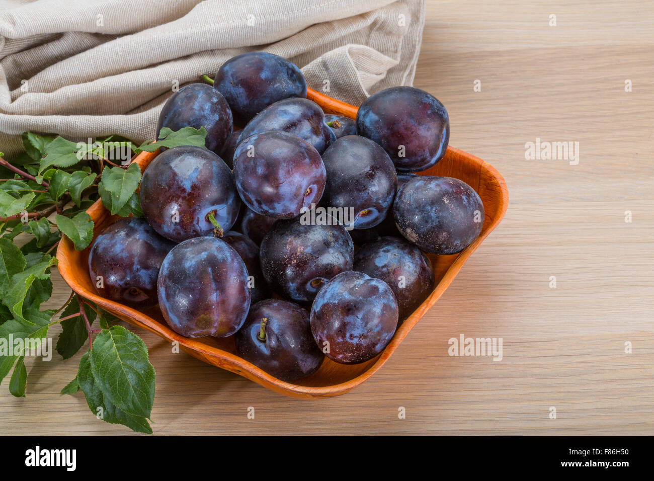 Ripe fresh plums in the bowl Stock Photo - Alamy