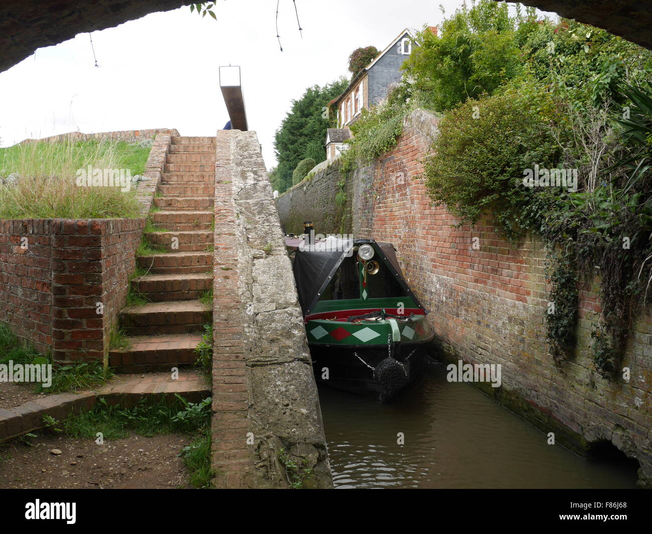 Narrow Boat leaving Somerton Deep Lock Oxford Canal England UK Stock ...