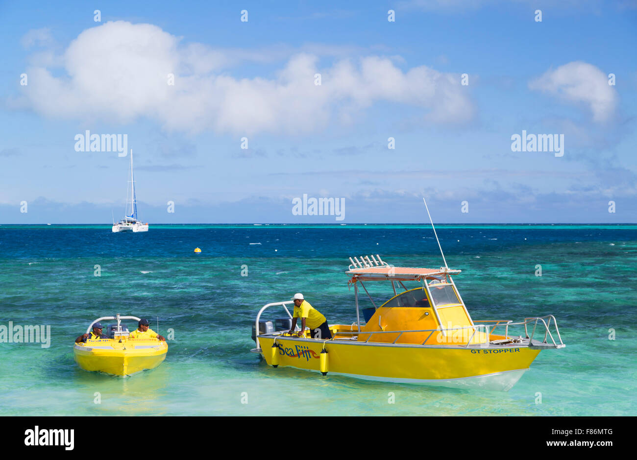 Boats in lagoon, Mana Island, Mamanuca Islands, Fiji Stock Photo - Alamy
