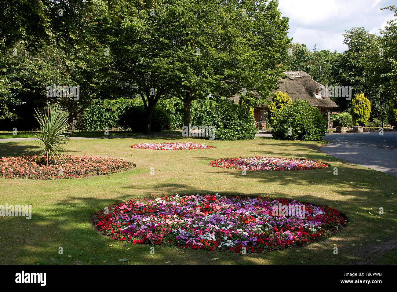 Grass thatch roofs hi-res stock photography and images - Alamy