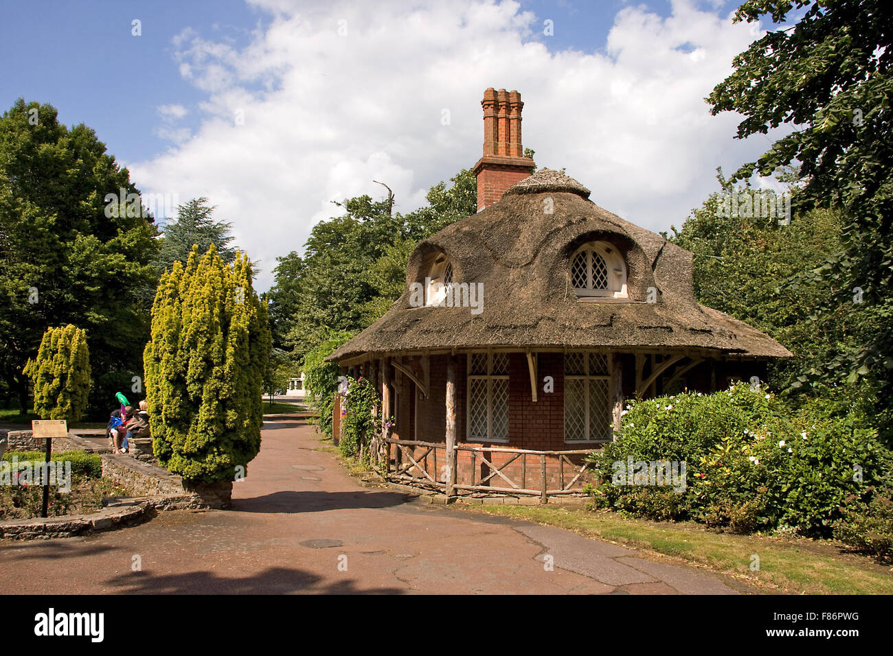 Old cottage with thatched roof in Lowestoft Stock Photo - Alamy