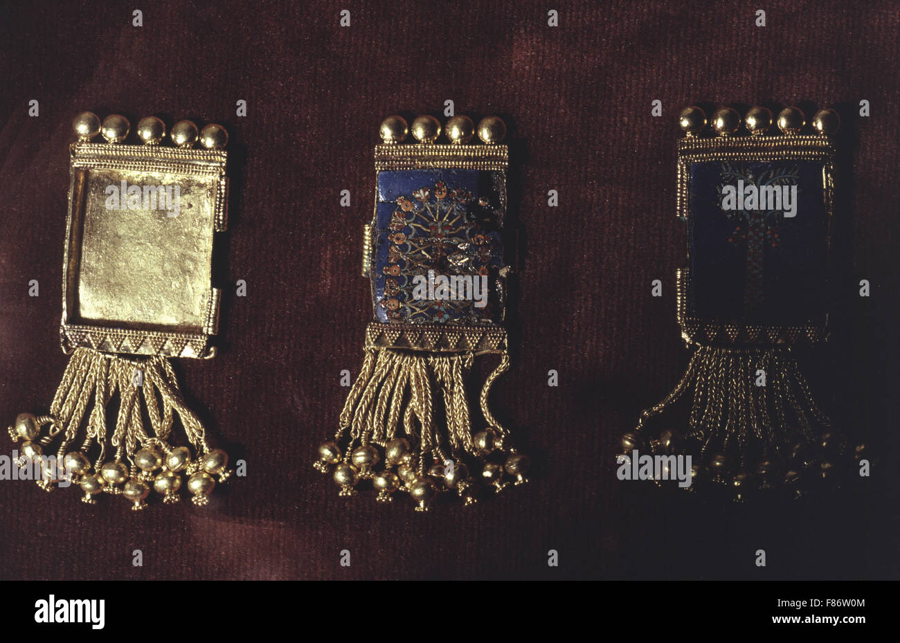 Jewelry from the "Gold of Nimrud" - a collection of more than 1,000 ...