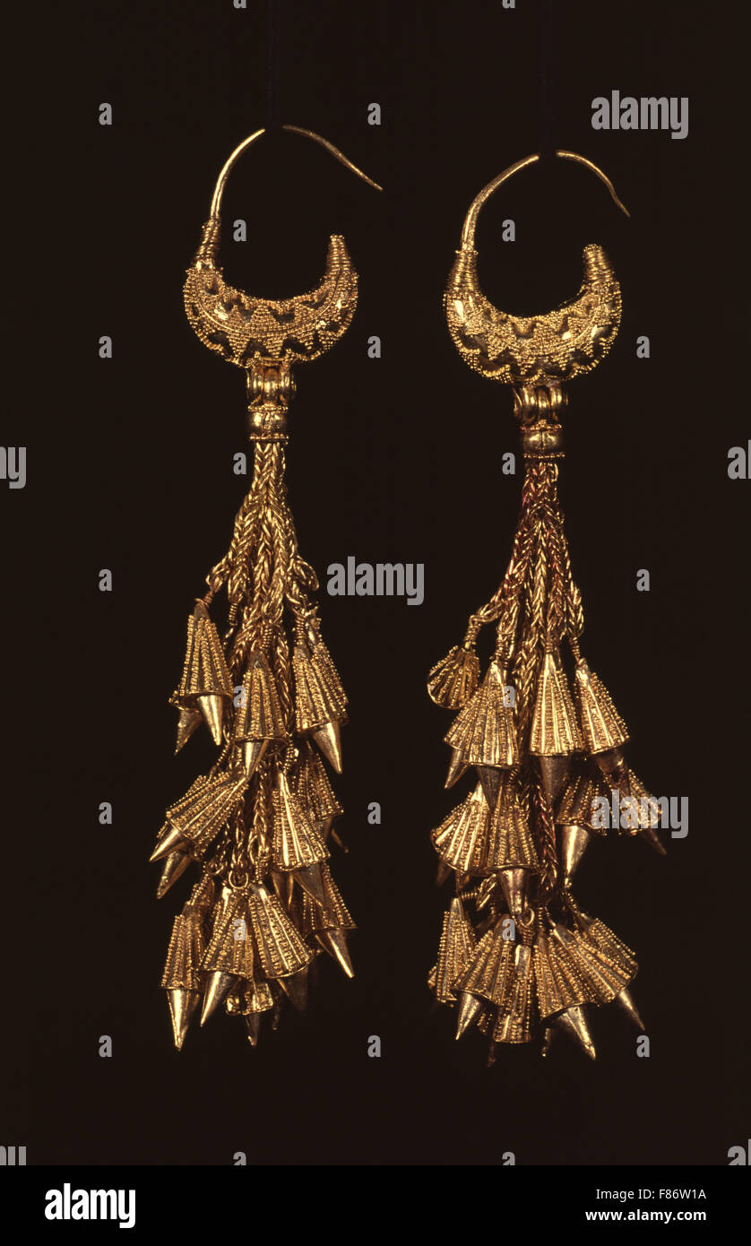 Jewelry from the "Gold of Nimrud" - a collection of more than 1,000 ...