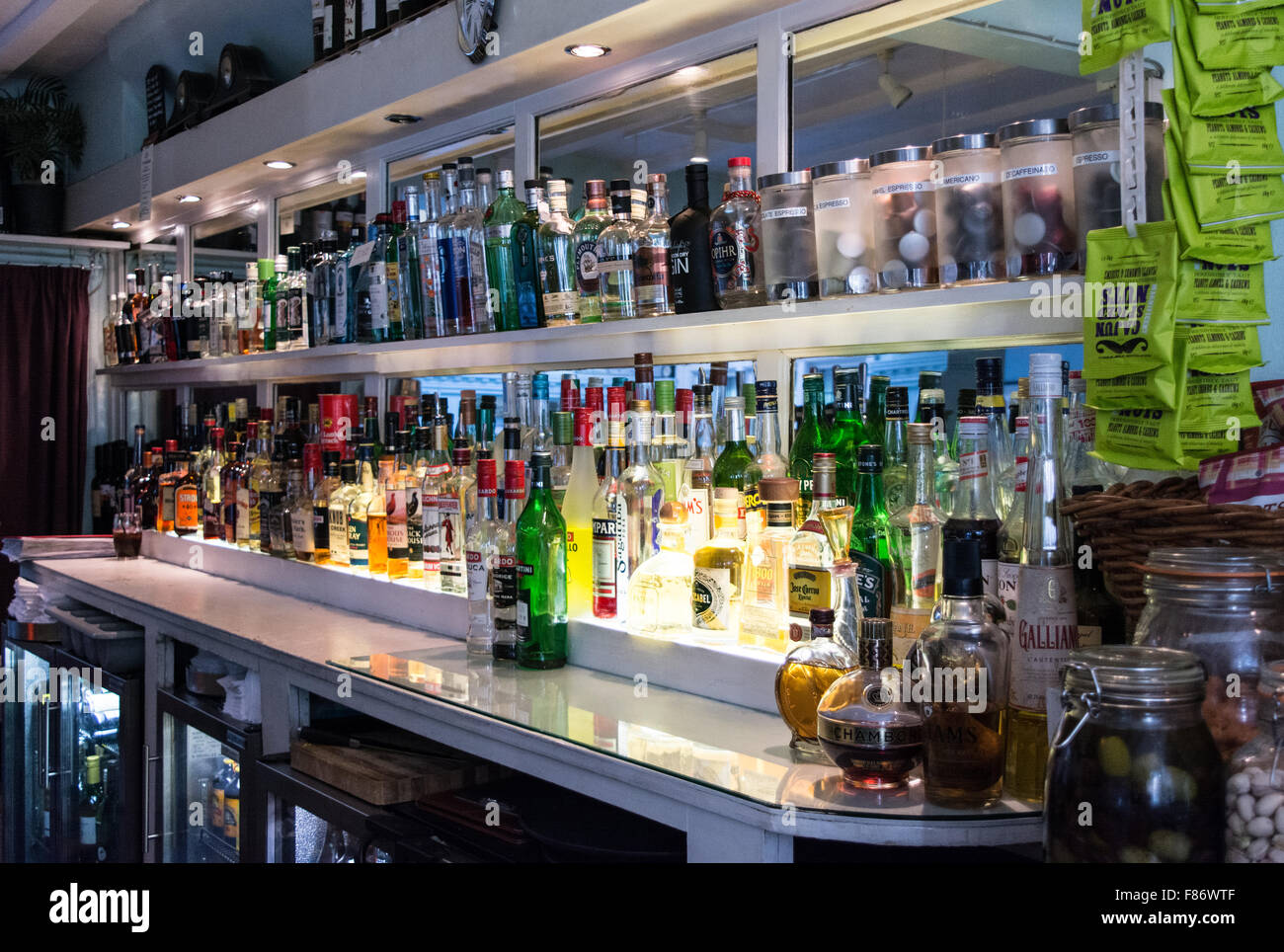 English public bar interior hi-res stock photography and images - Alamy