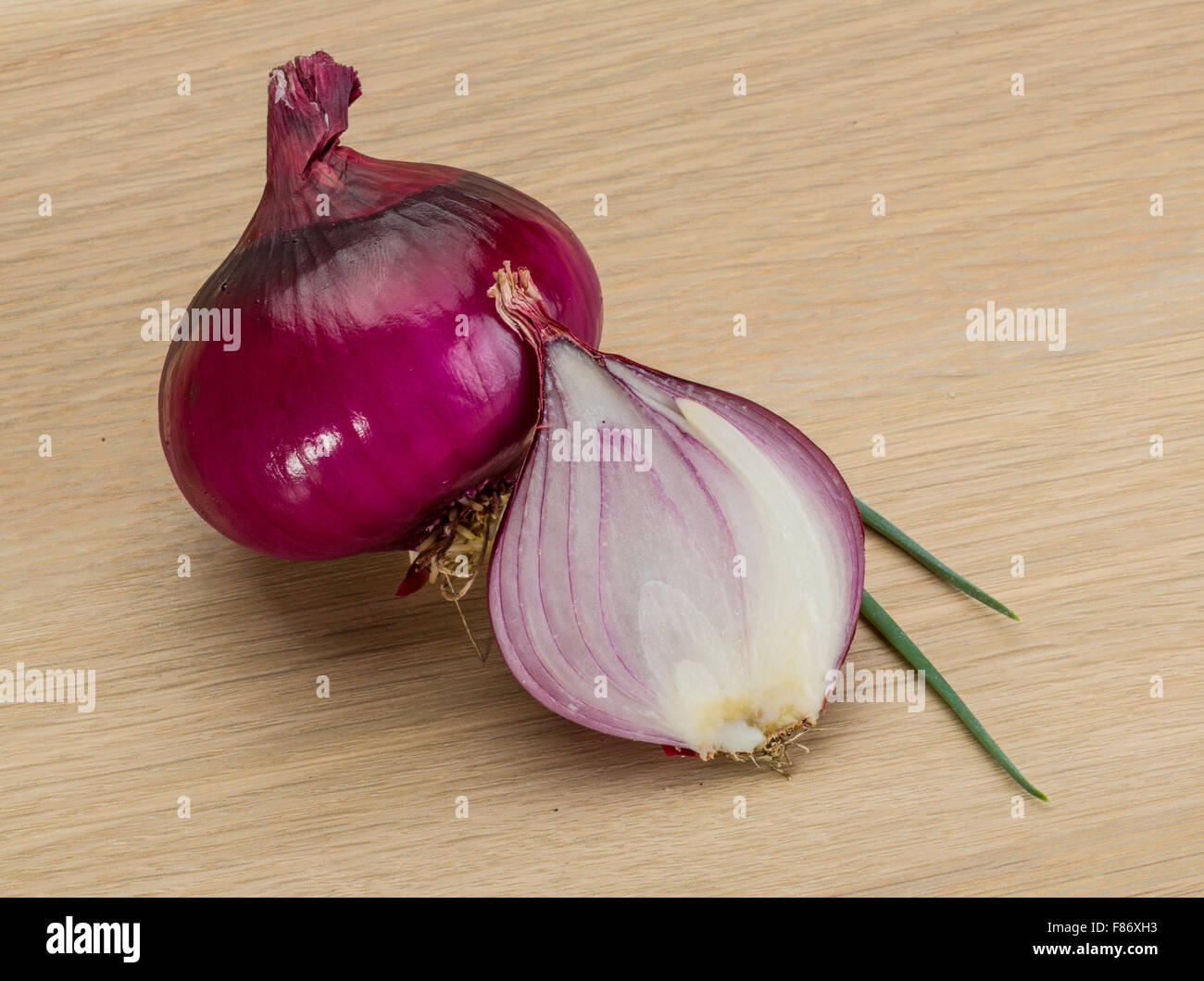 Red bright juicy onion on the desk Stock Photo - Alamy