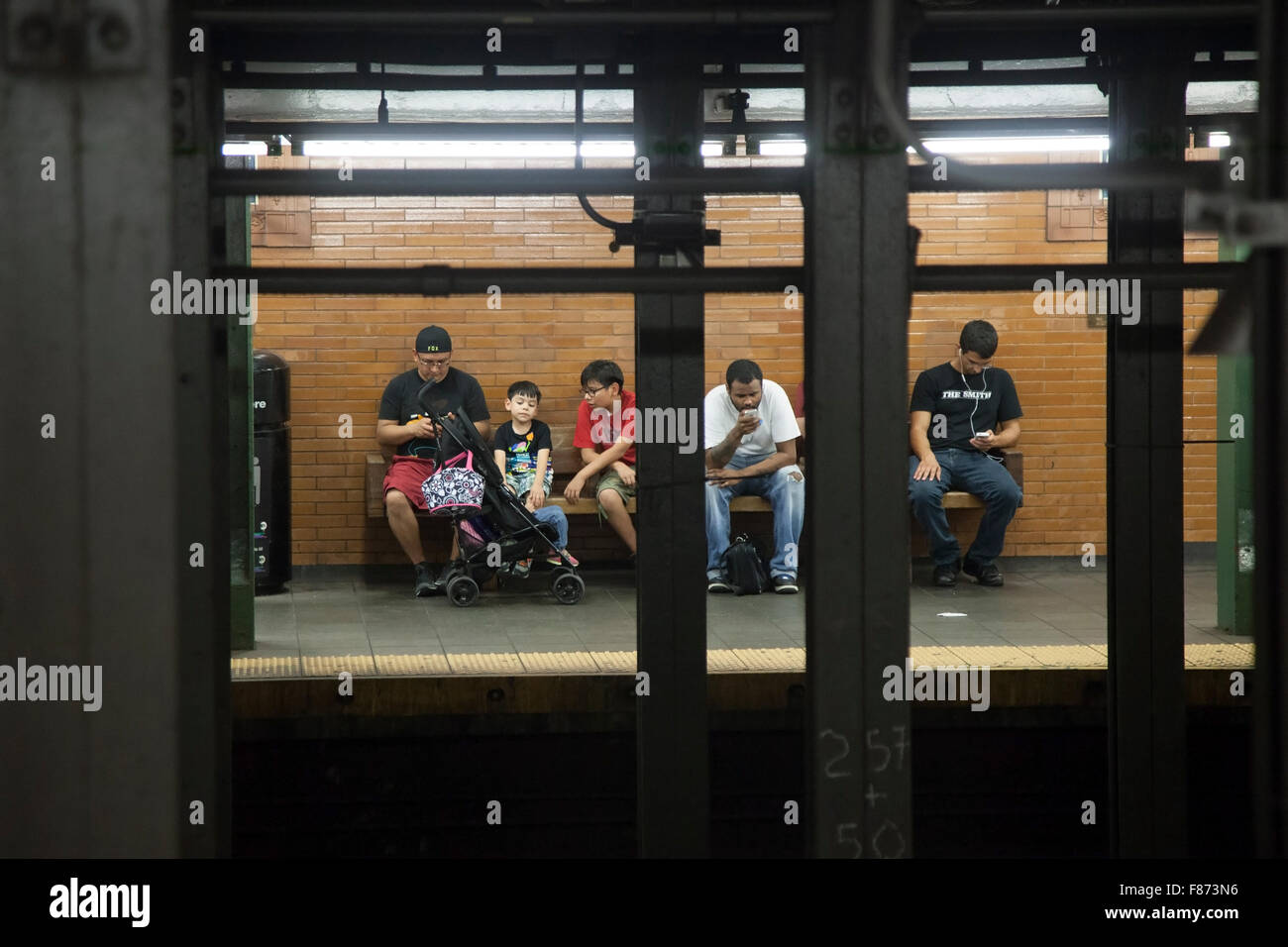 people sit on platform bench in new york subway Stock Photo - Alamy