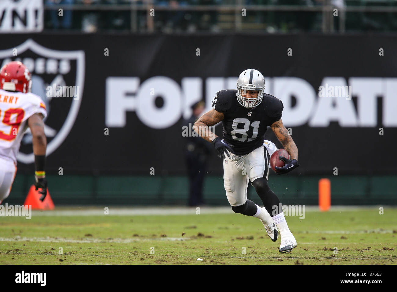 Oakland, California, USA. 6th December, 2015. Oakland Raiders tight end ...