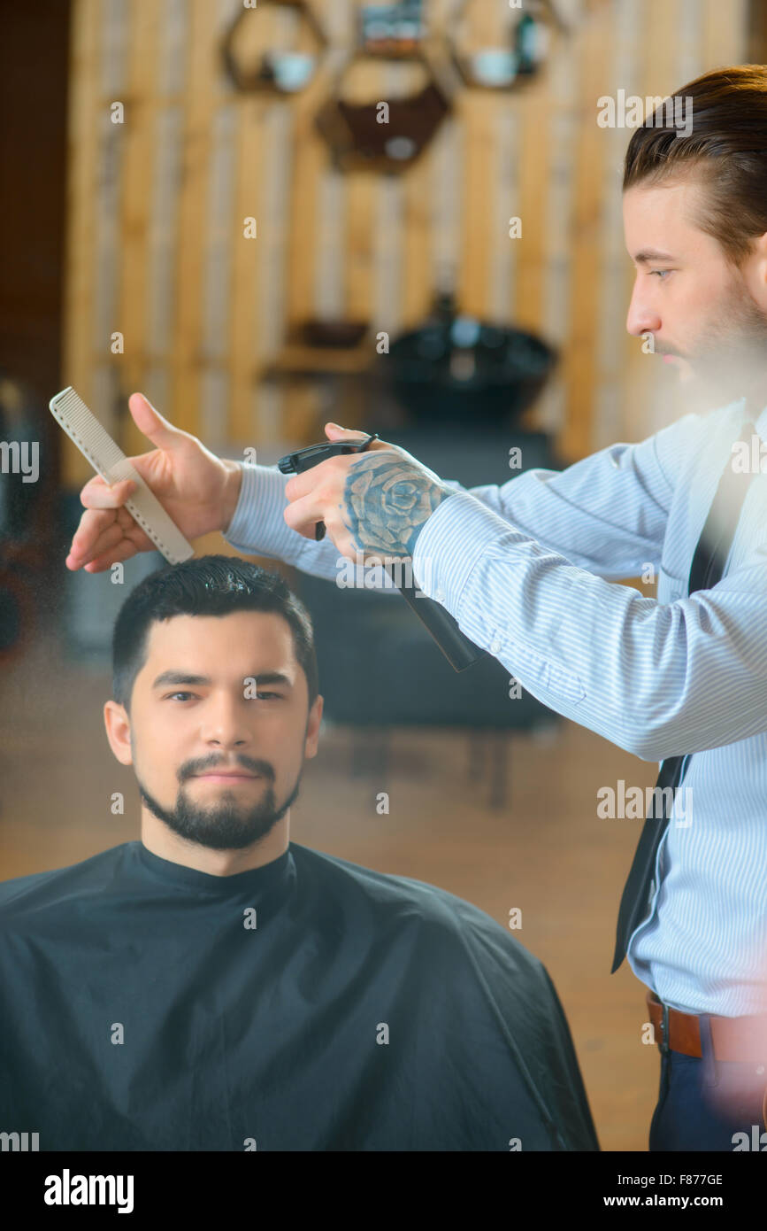 Professional barber making haircut Stock Photo - Alamy