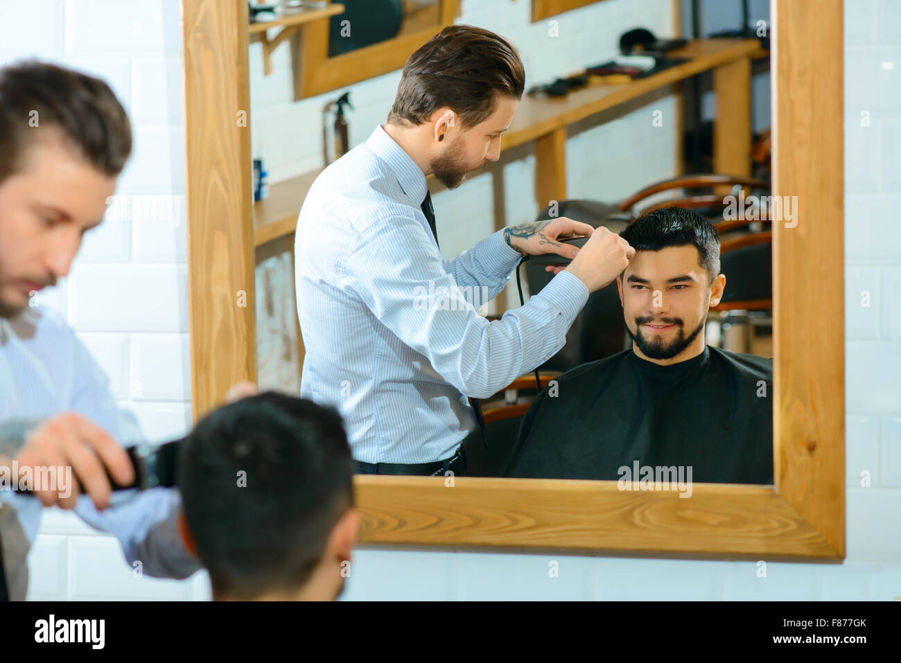 Professional barber making haircut Stock Photo - Alamy