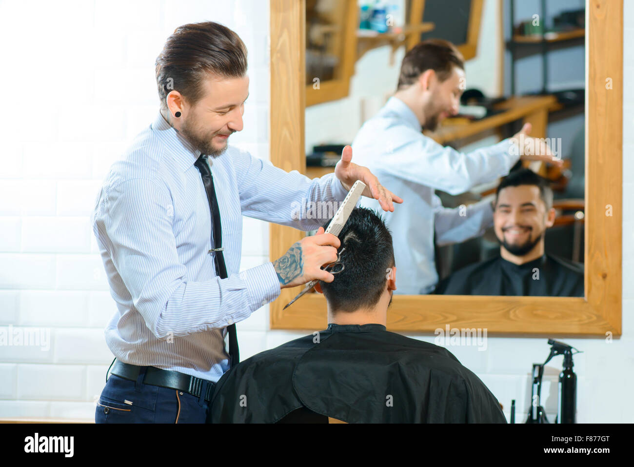 Professional barber making haircut Stock Photo - Alamy