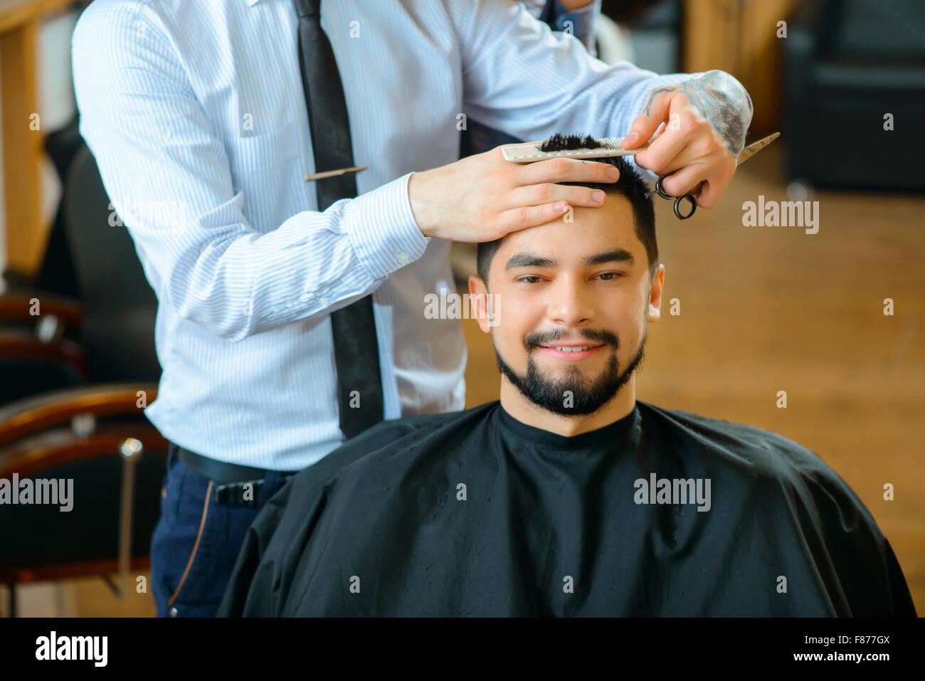 Professional barber making haircut Stock Photo - Alamy