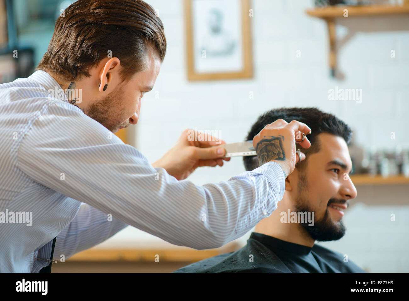 Professional barber making haircut Stock Photo - Alamy