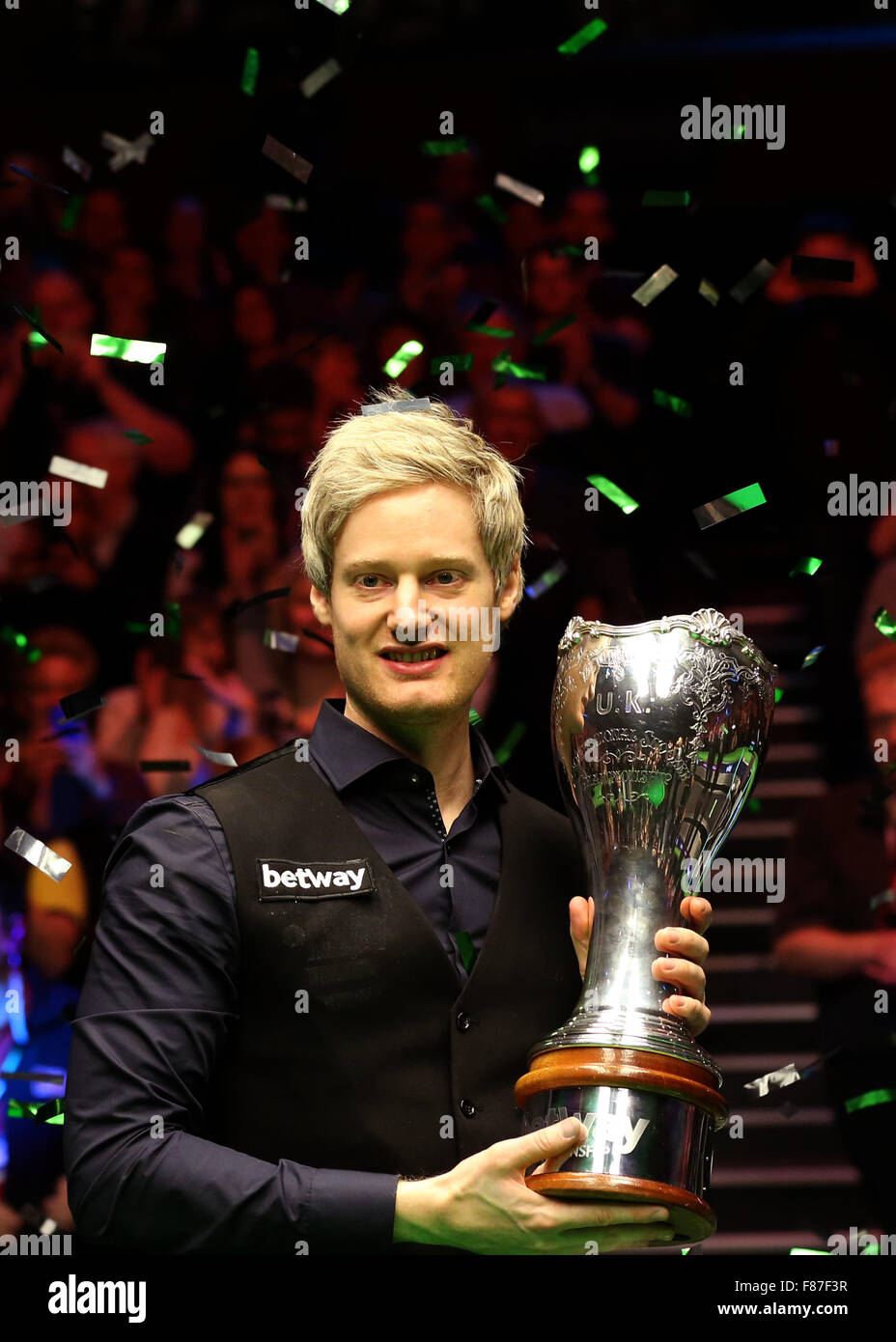 Uk snooker championship trophy hi-res stock photography and images - Alamy