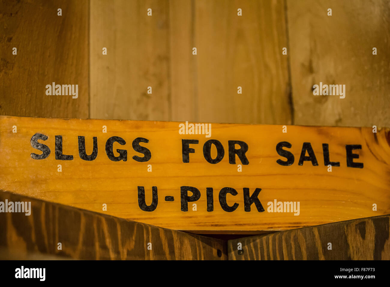 Wildlife gardening sign hi-res stock photography and images - Alamy