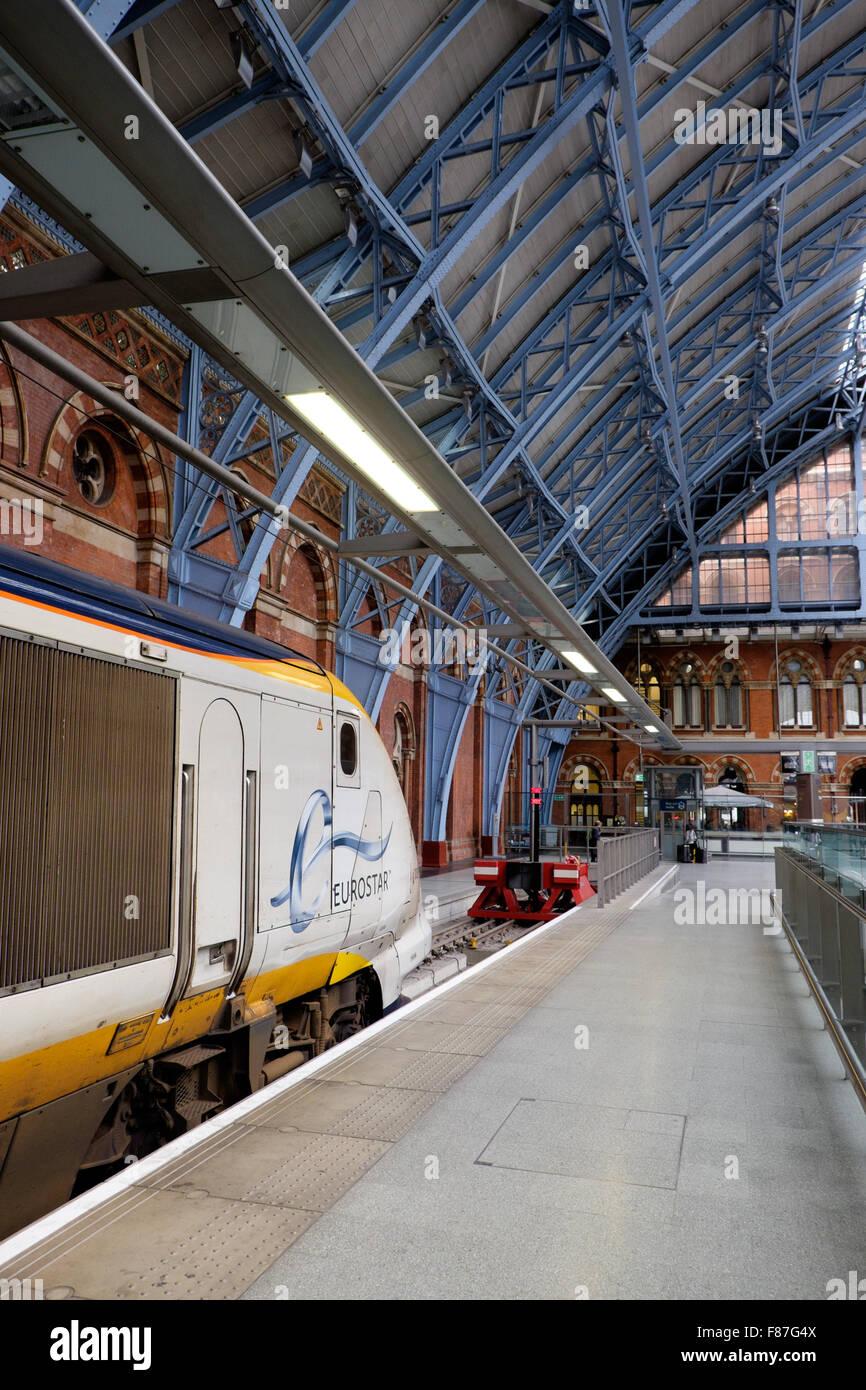 Eurostar Chunnel train arrives at St. Pancras station in London Stock ...