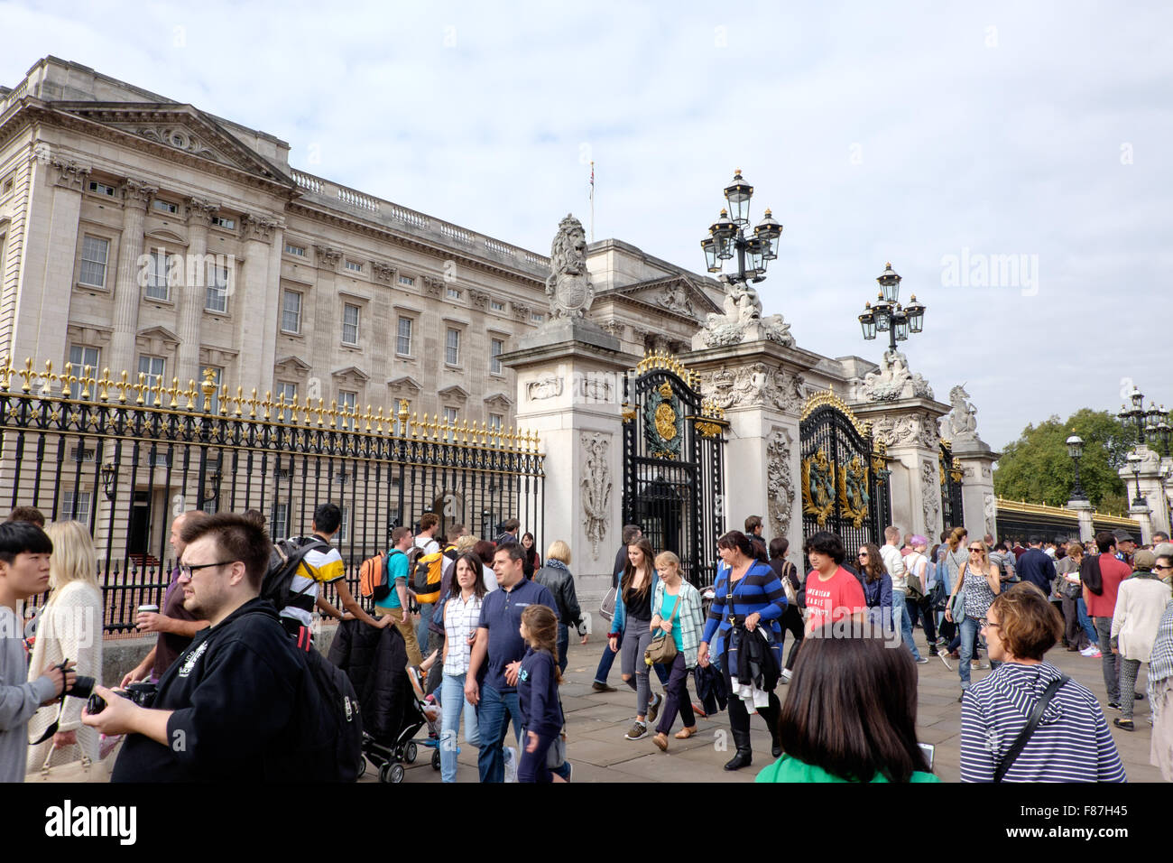 Crowds gathered at the front gates of Buckingham Palace in London ...