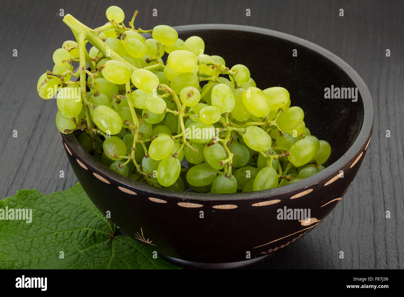 Green grapes in the bowl with leaf Stock Photo - Alamy