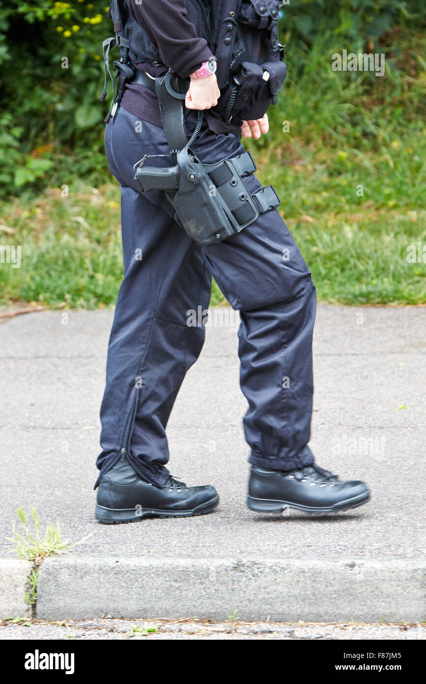 Armed police officer at the scene of a suspicious death Stock Photo - Alamy