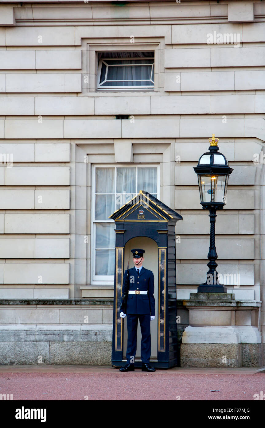 Two guards buckingham palace hi-res stock photography and images - Alamy