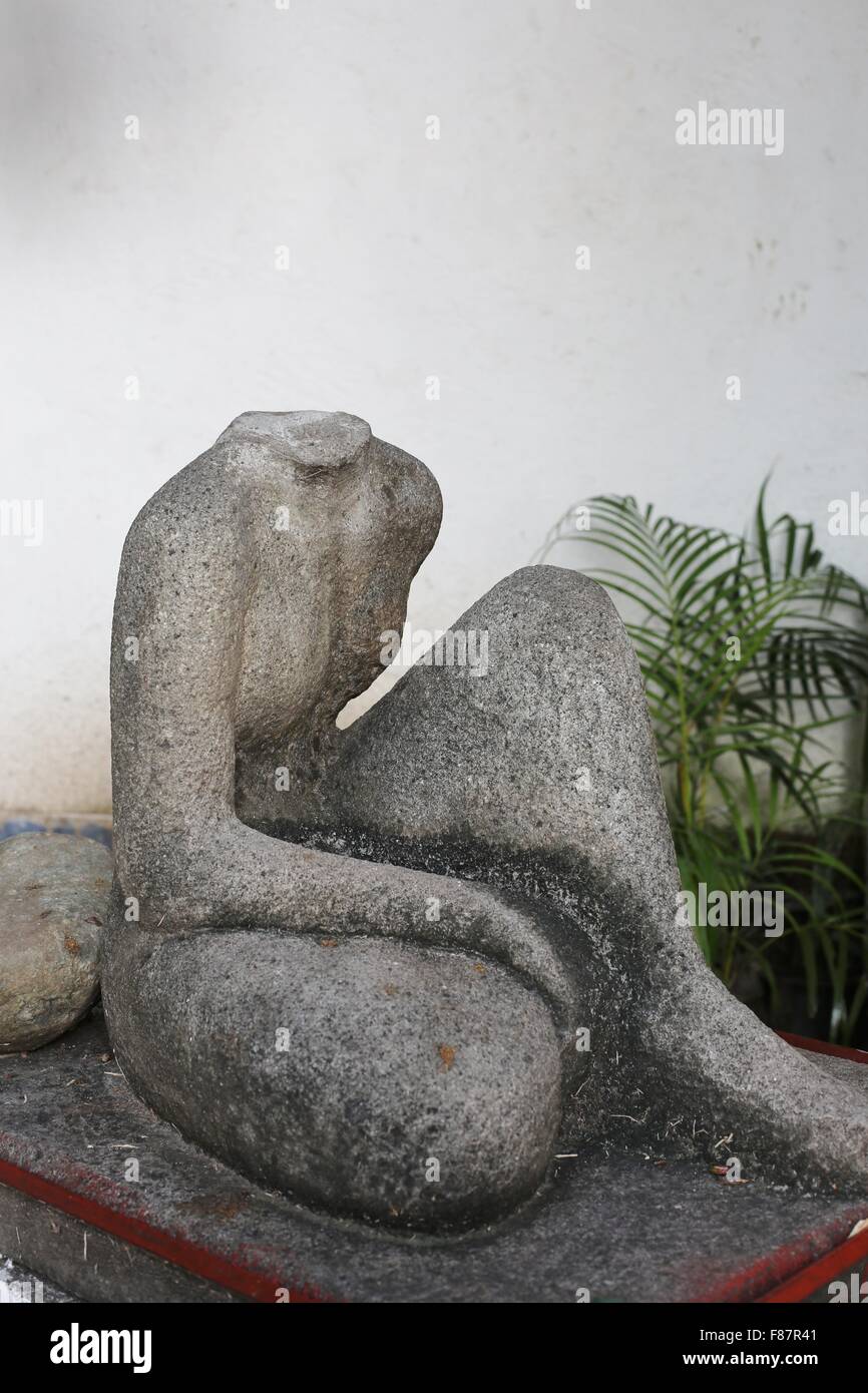 Headless woman statue hi-res stock photography and images - Alamy