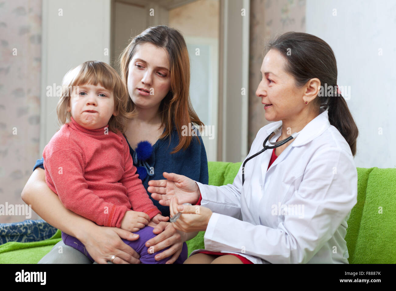 Medical examination childrens home hi-res stock photography and images ...