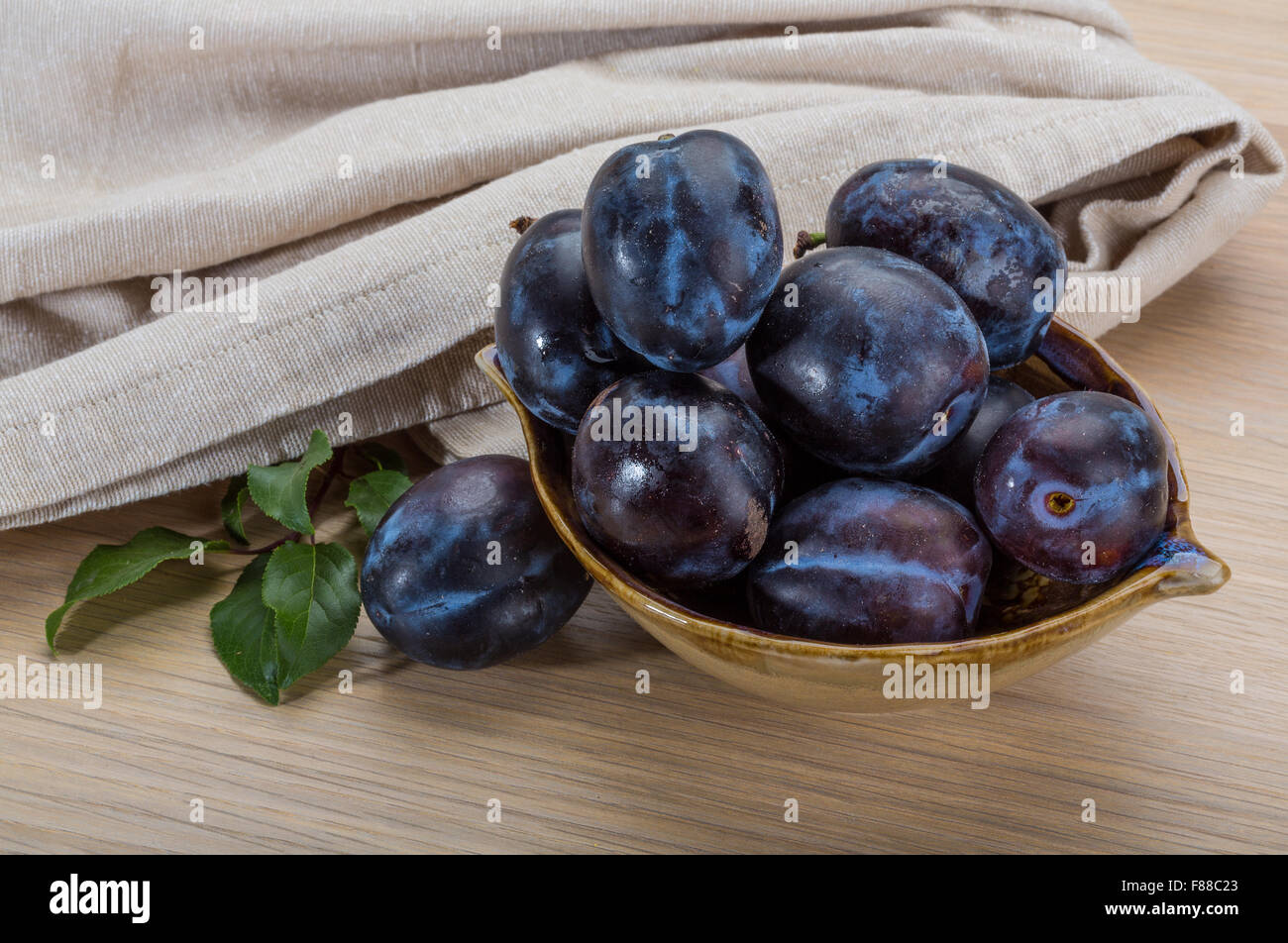 Ripe fresh plums in the bowl Stock Photo - Alamy
