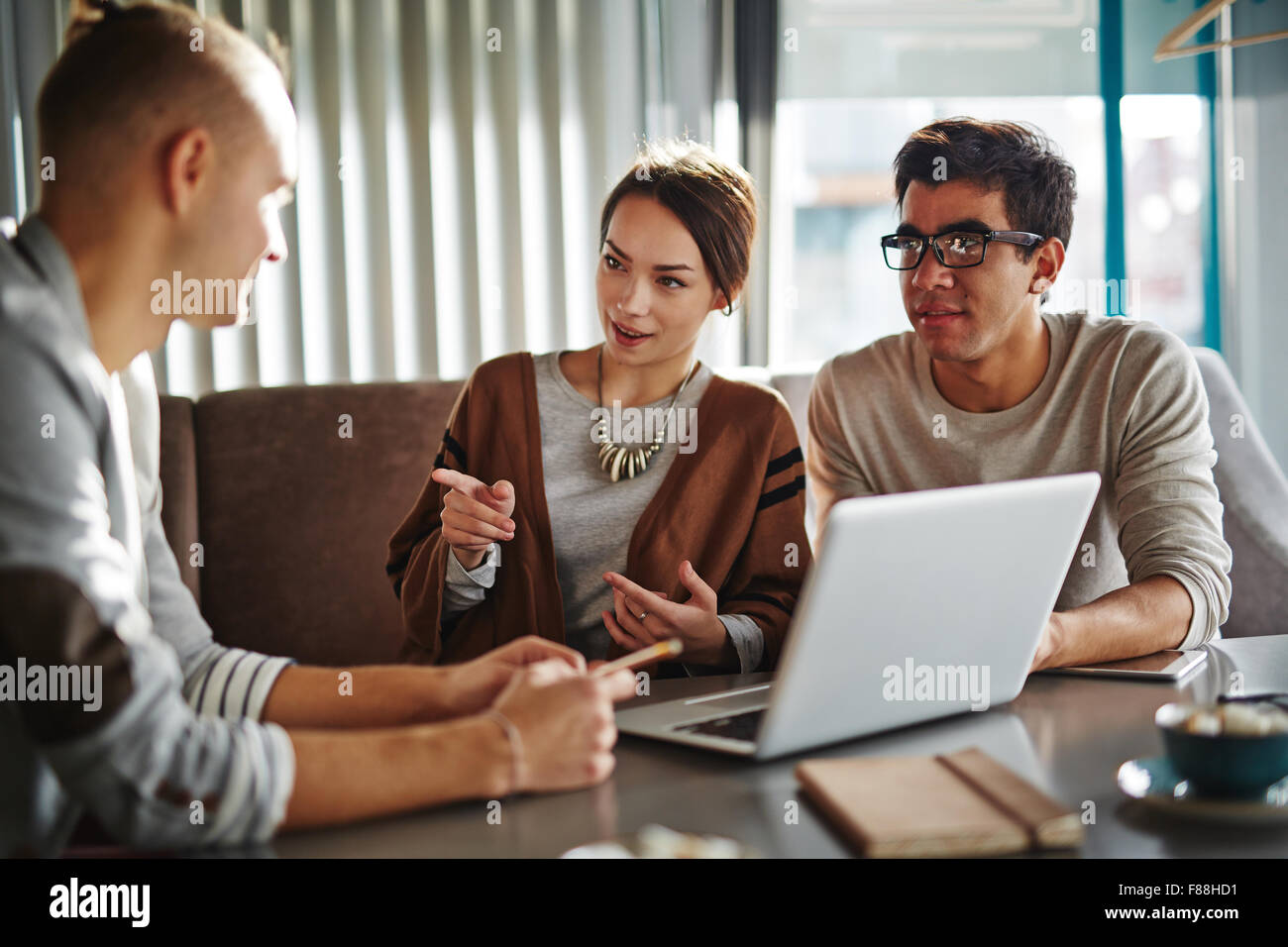 Employees talking hi-res stock photography and images - Alamy