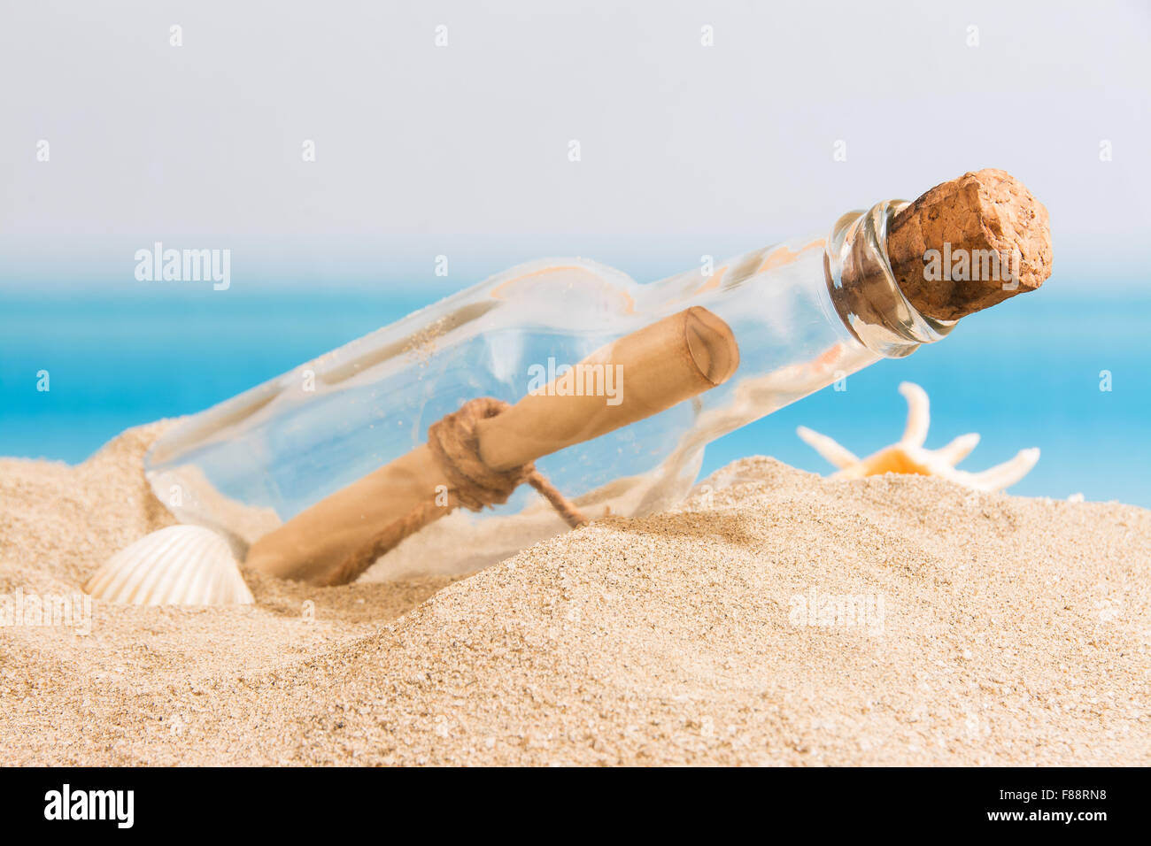 Message bottle beach hi-res stock photography and images - Alamy