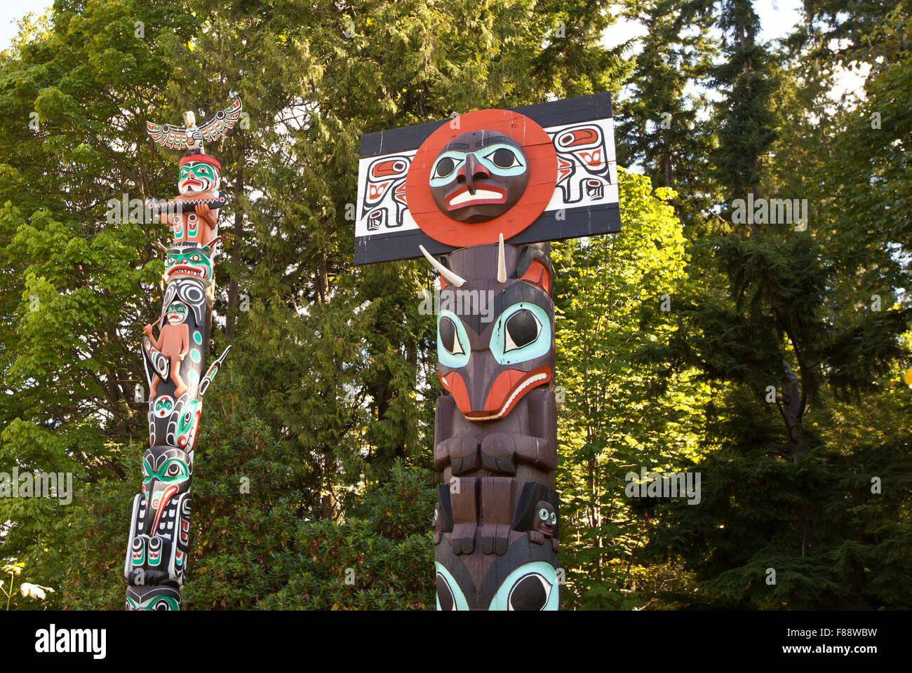 Eagle totem pole hi-res stock photography and images - Alamy