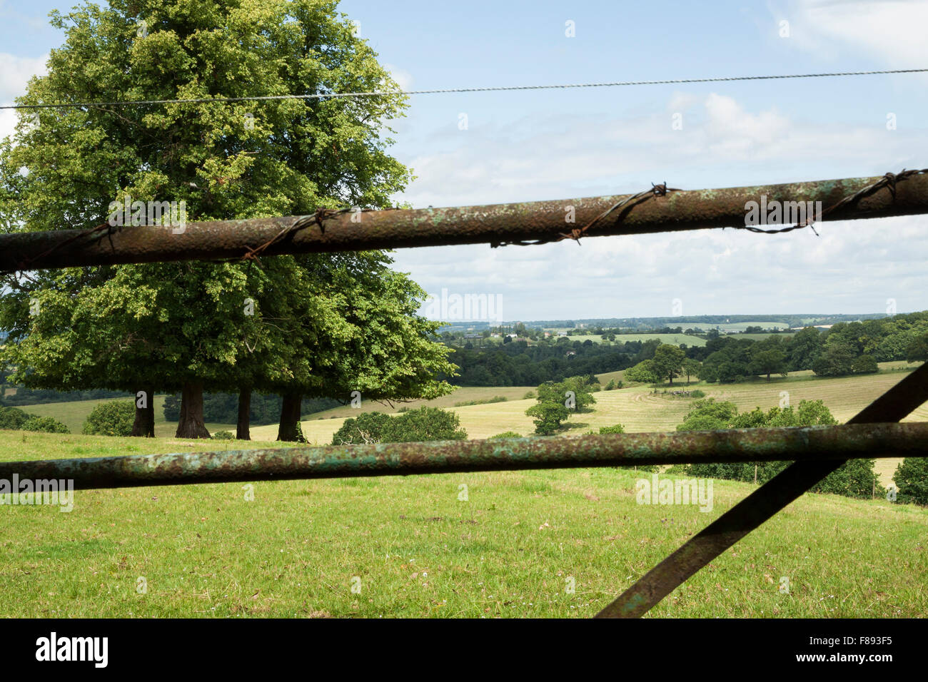 Rustic fence borders hi-res stock photography and images - Alamy
