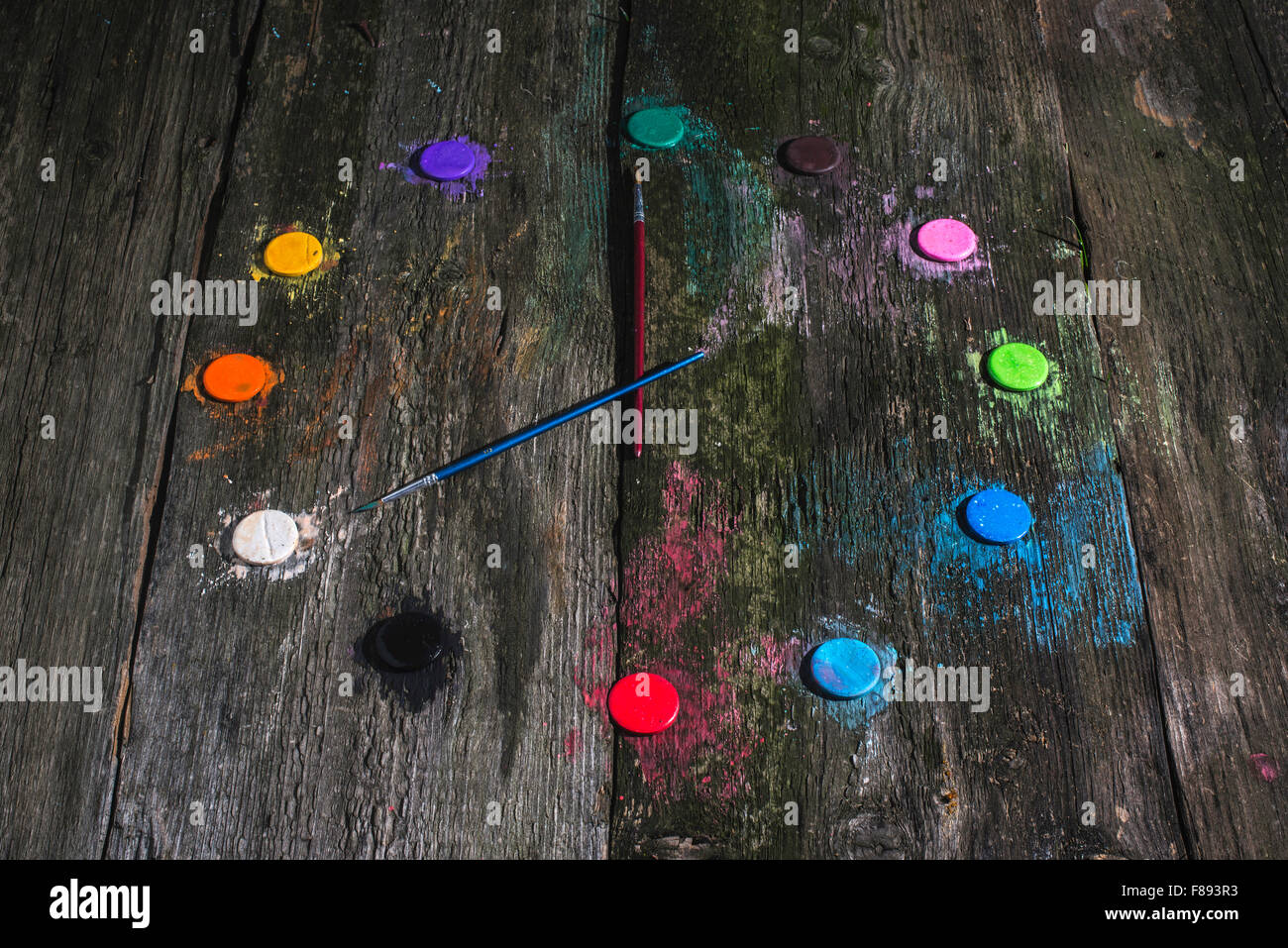 Watercolor paints in clock shape Stock Photo - Alamy