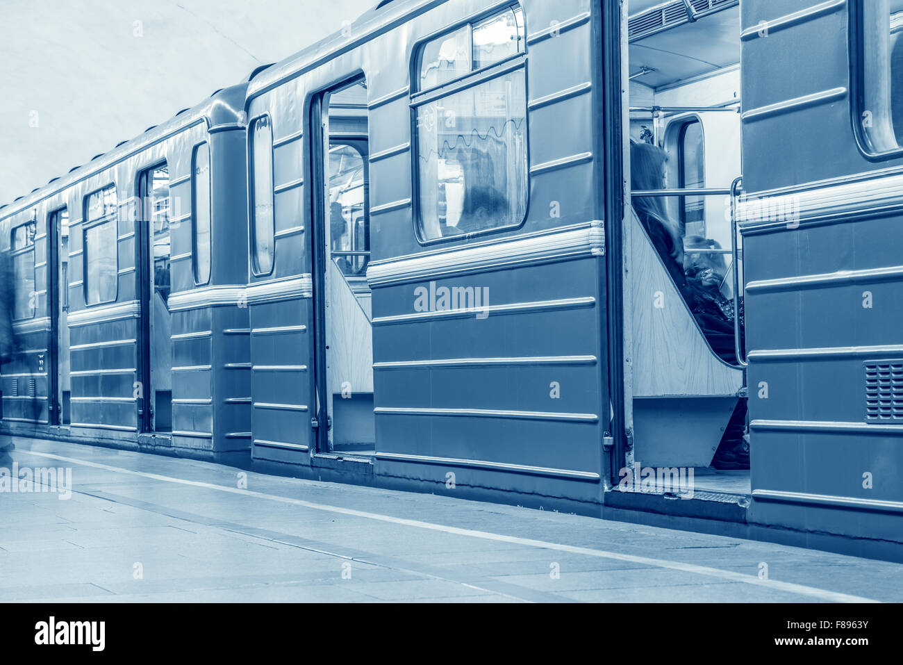 Woman stands train platform hi-res stock photography and images - Alamy