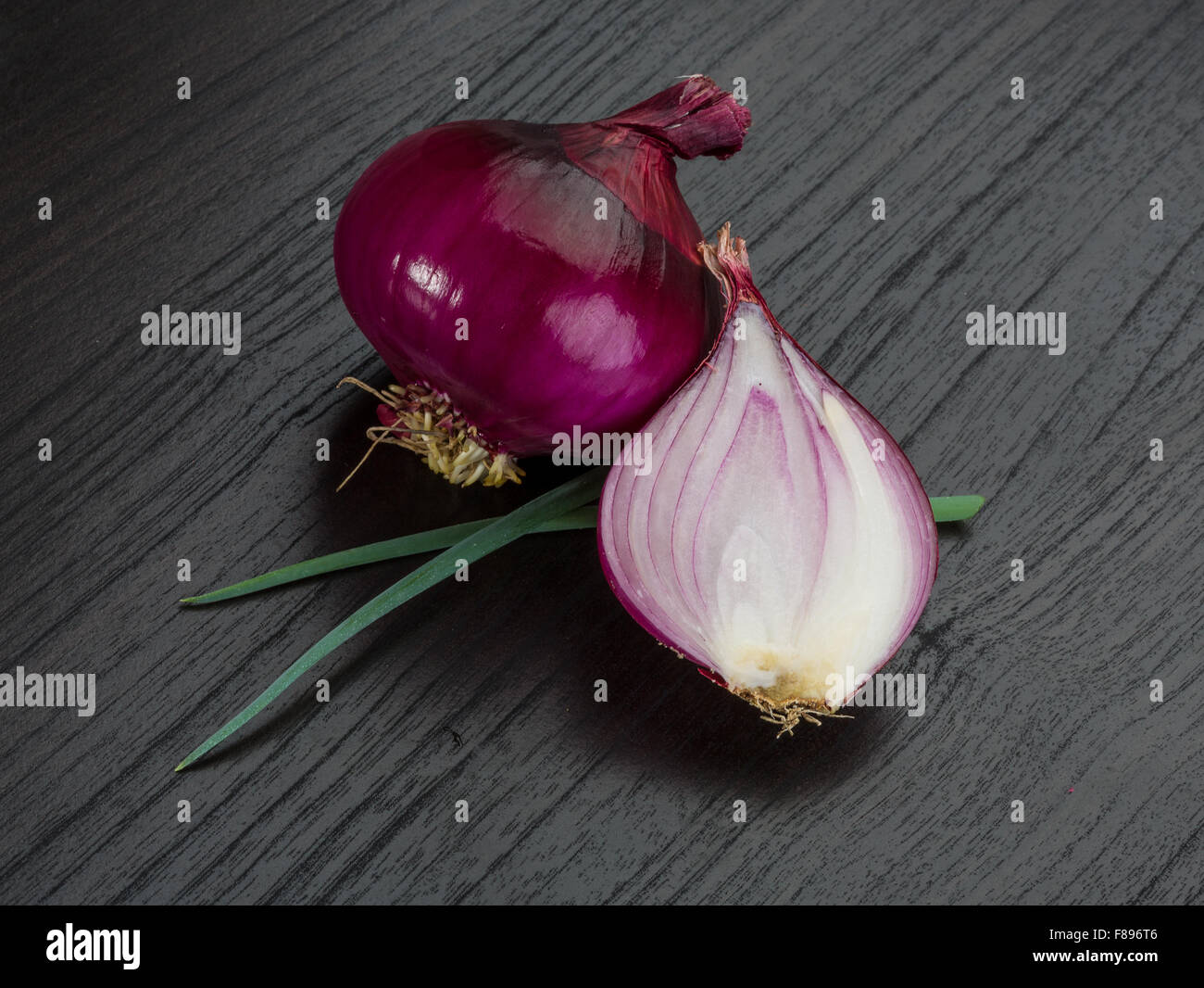 Red bright juicy onion on the desk Stock Photo - Alamy