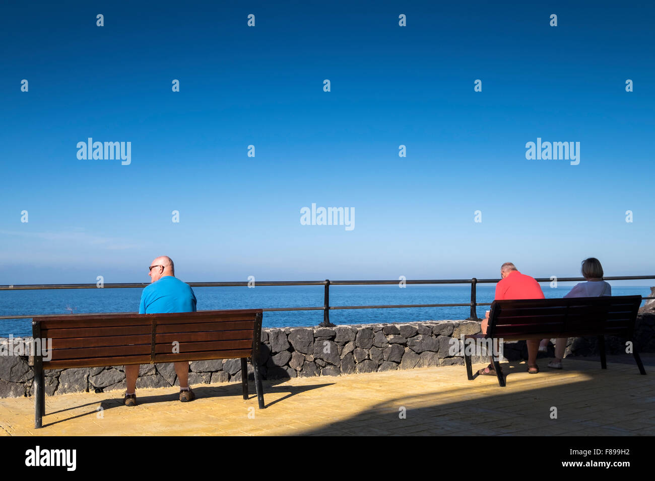 Benches promenade walkway hi-res stock photography and images - Alamy