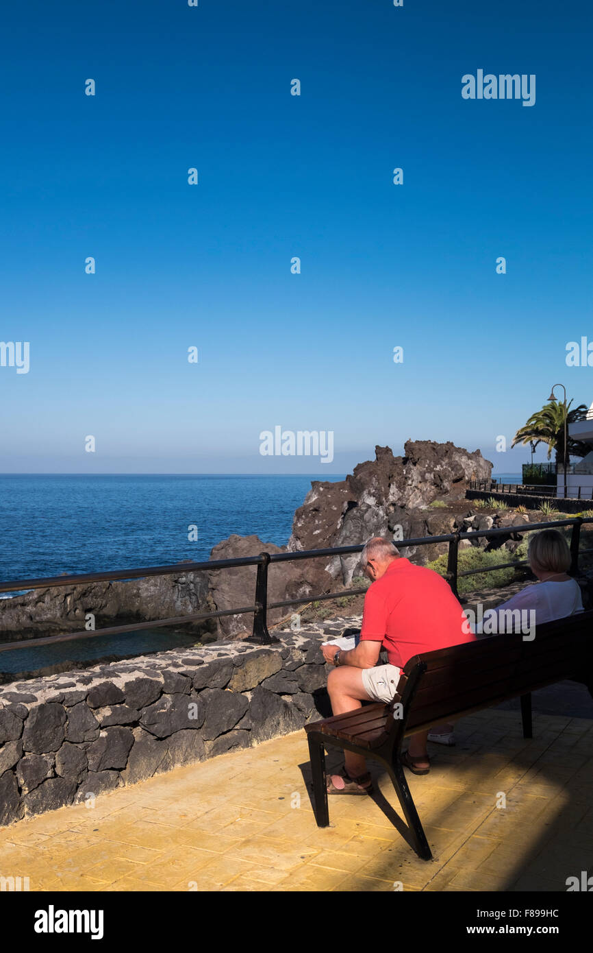 Benches promenade walkway hi-res stock photography and images - Alamy