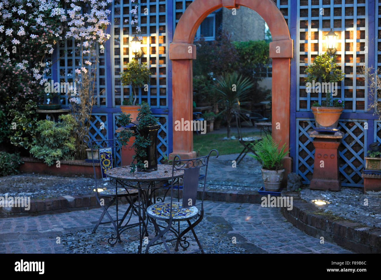Back garden trellis mirror hi-res stock photography and images - Alamy