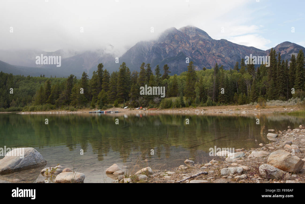 Jasper national park lake hi-res stock photography and images - Alamy
