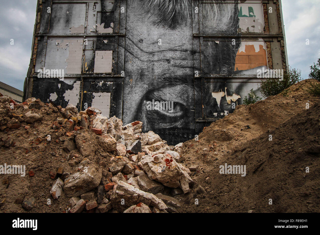 Destroyed buildin hi-res stock photography and images - Alamy