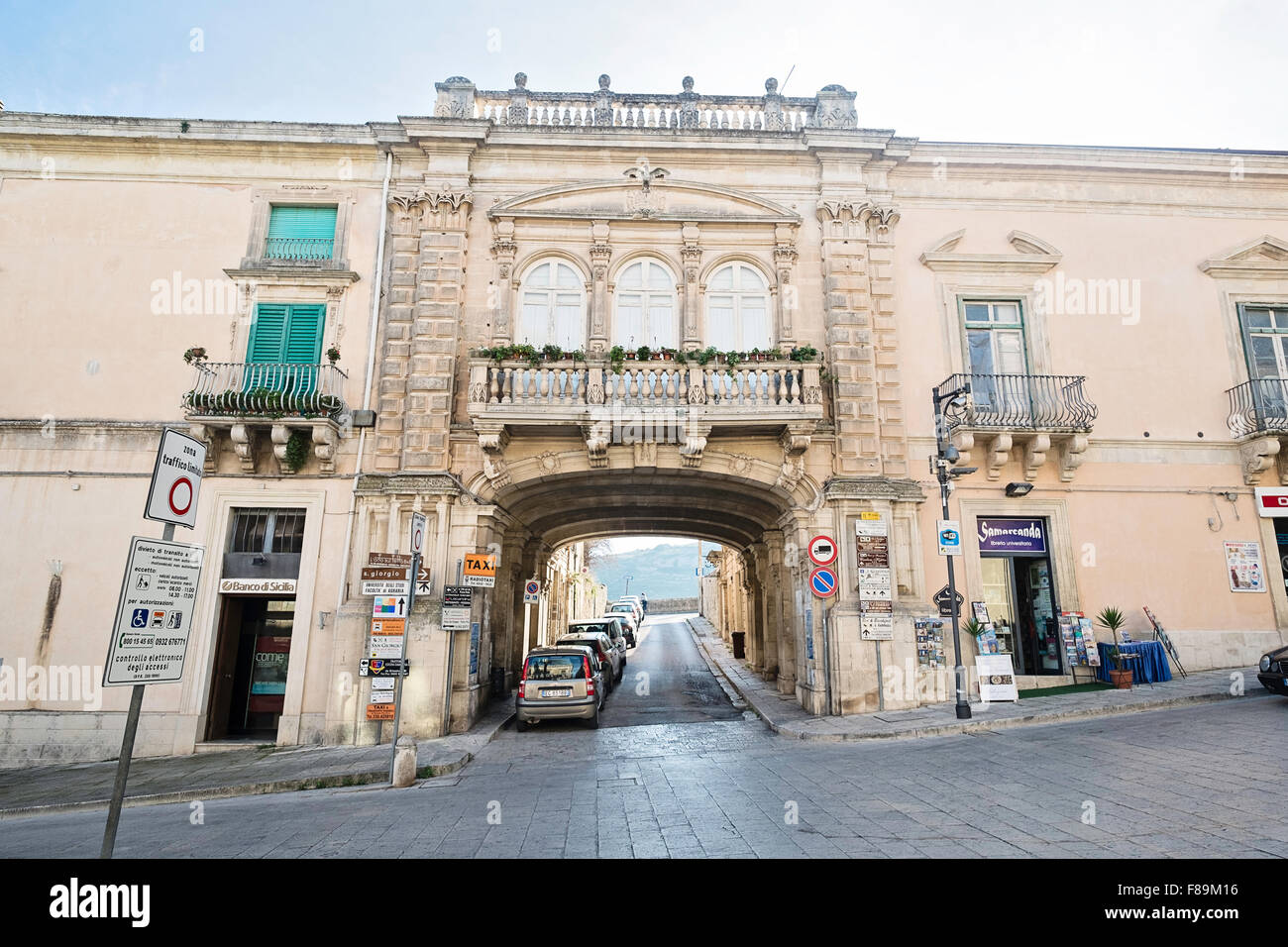 Arch over road hi-res stock photography and images - Alamy