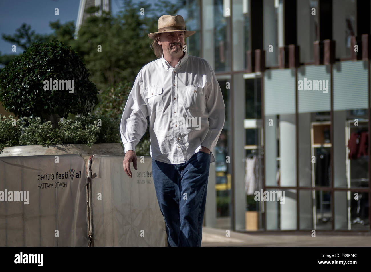 Straw hat man Stock Photo - Alamy